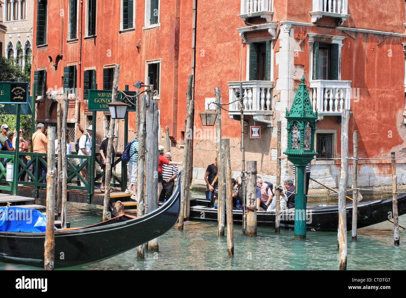 Gondola traghetto venice hi-res stock photography and images - Alamy