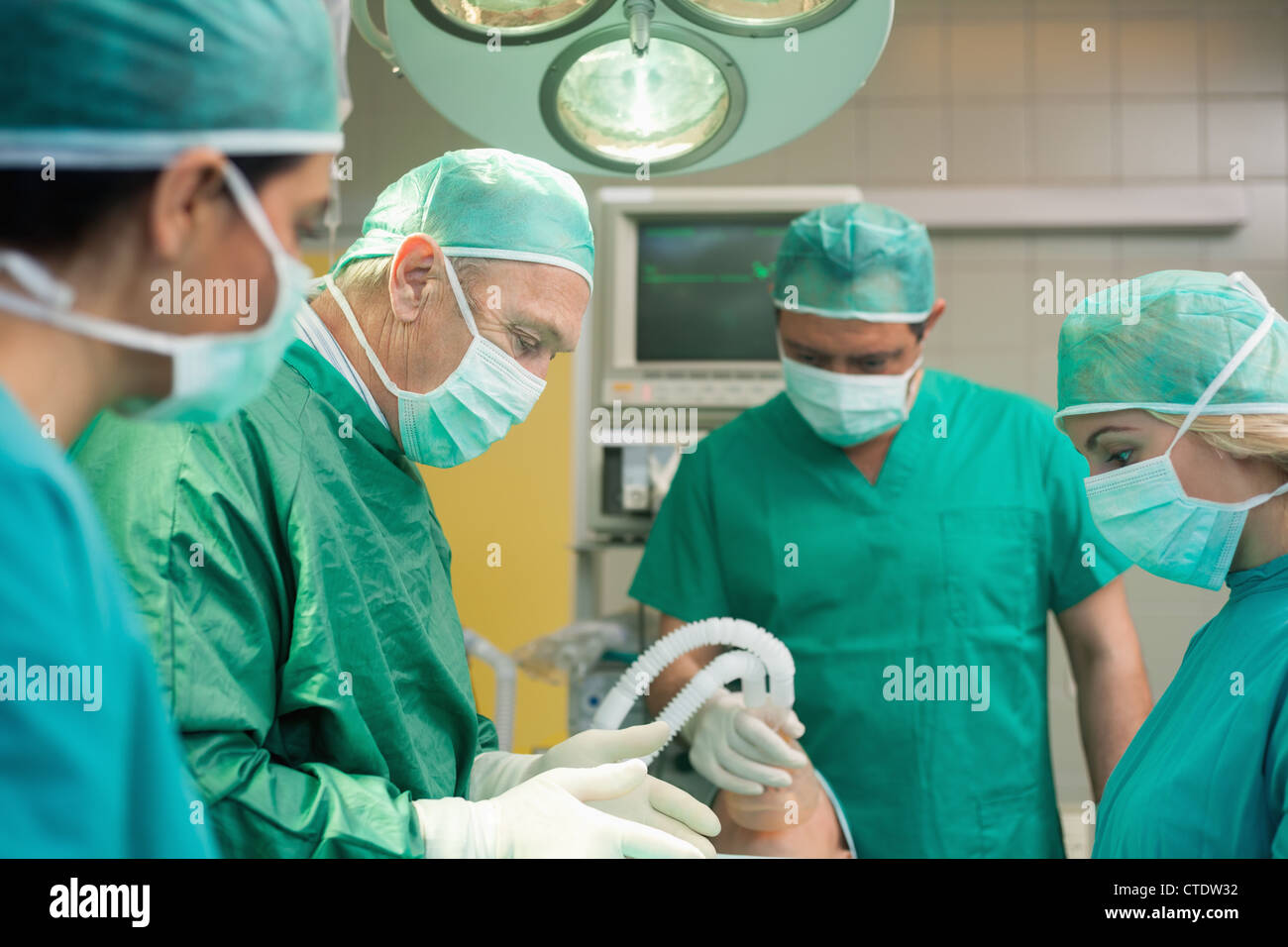 Surgery team operating Stock Photo - Alamy