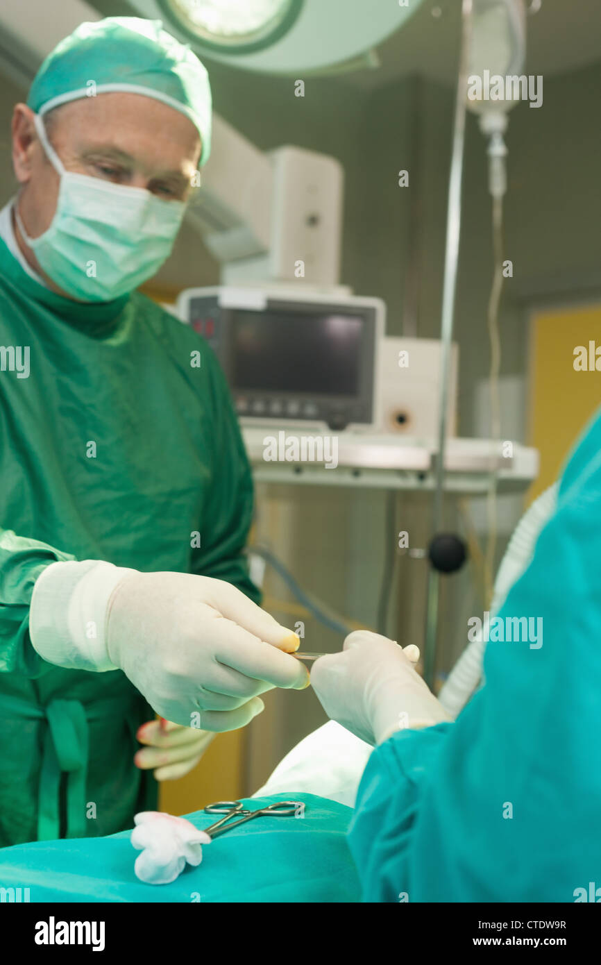 Surgeon holding scalpel face hi-res stock photography and images - Alamy