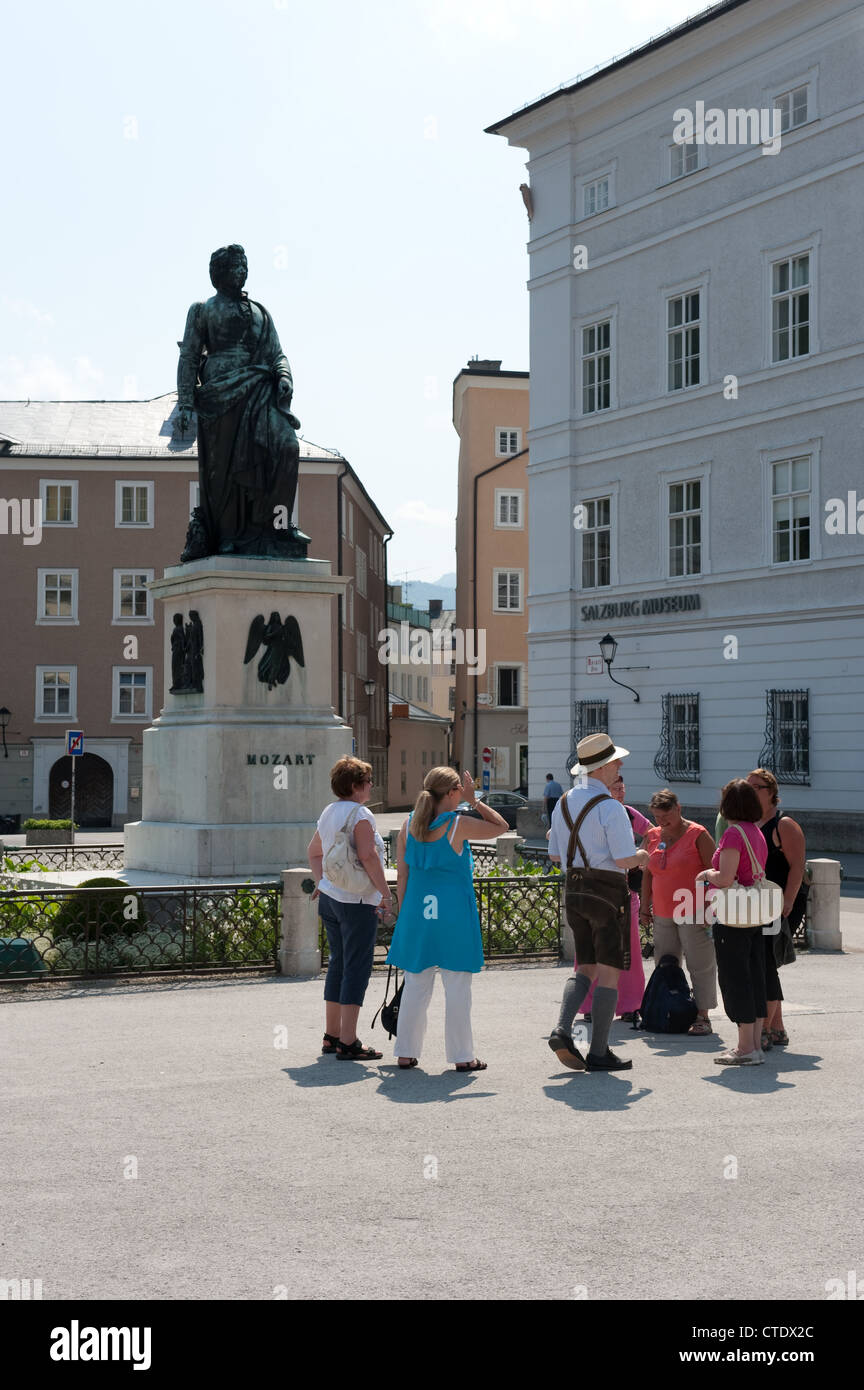 Mozart statue in Mozartplatz (Mozart Square), Salzburg Stock Photo - Alamy
