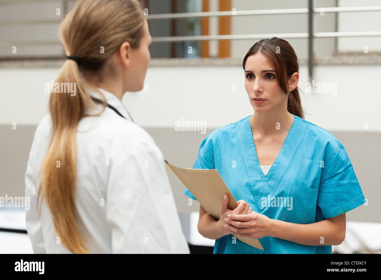 Nurses talking desk hi-res stock photography and images - Alamy