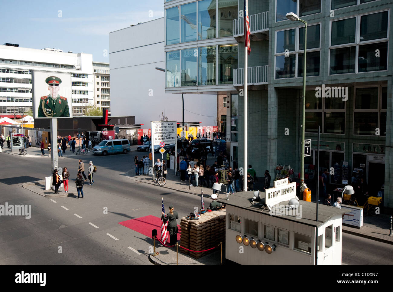 Checkpoint charlie berlin wall 1961 hi-res stock photography and images ...