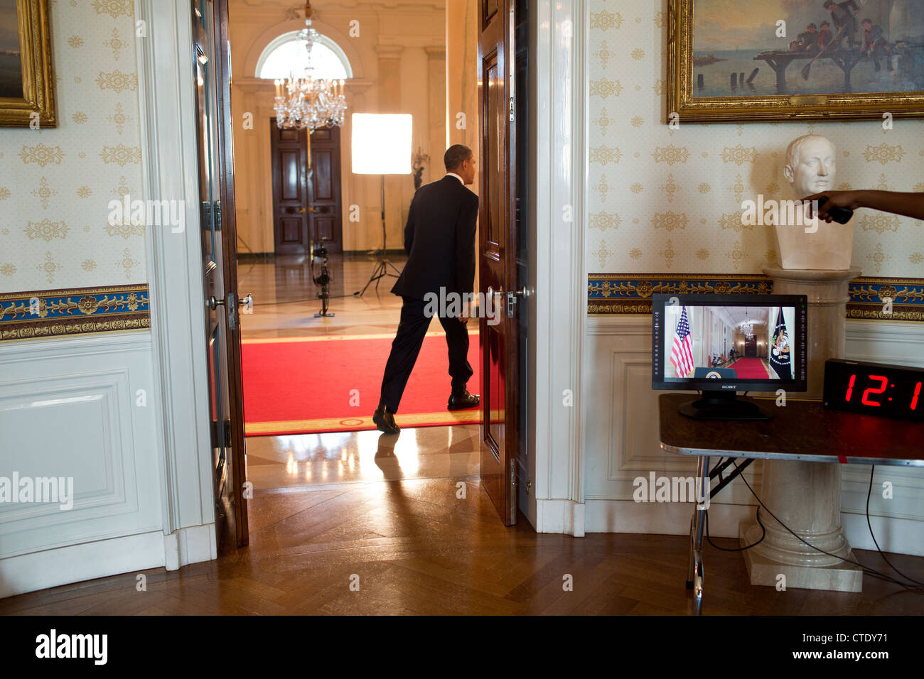 Barack obama alone walking hi-res stock photography and images - Alamy