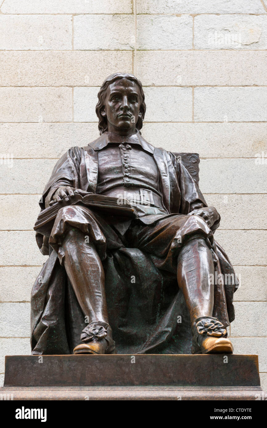 John harvard statue harvard university hi-res stock photography and ...