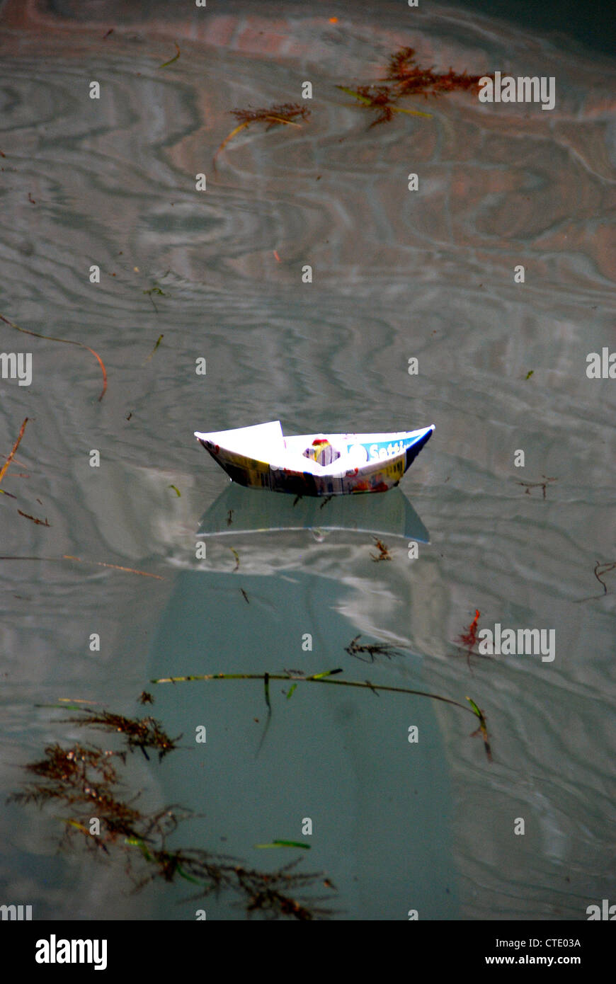 Paper Gondola floats on Canal in Venice Stock Photo - Alamy