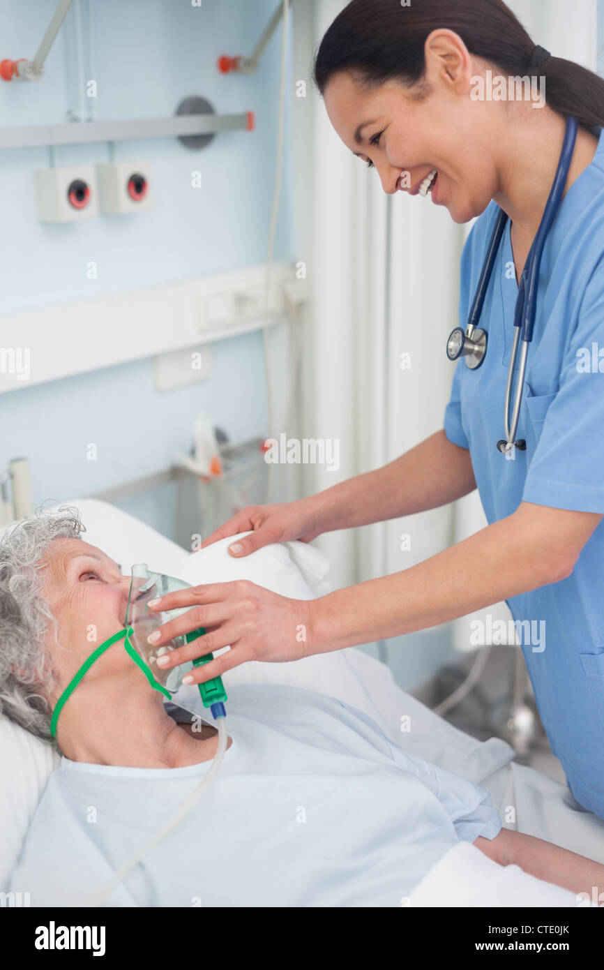Nurse holding an oxygen mask Stock Photo - Alamy