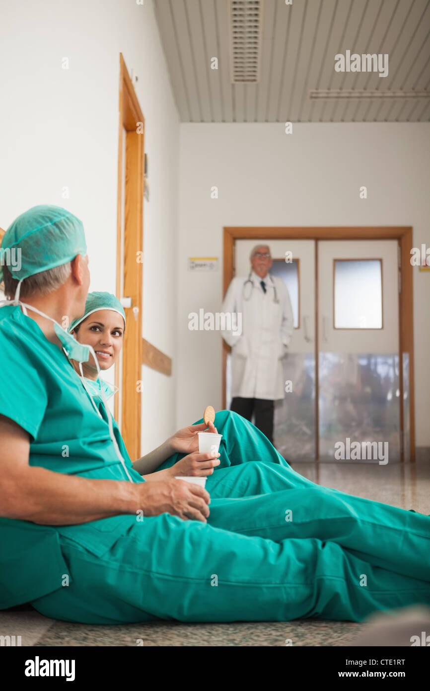 Surgeons talking next to a doctor Stock Photo - Alamy