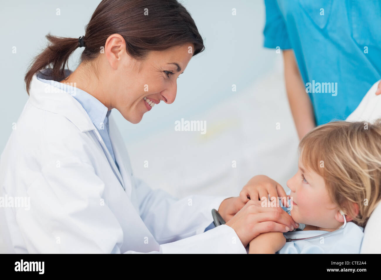 Doctor holding hands of a child Stock Photo - Alamy
