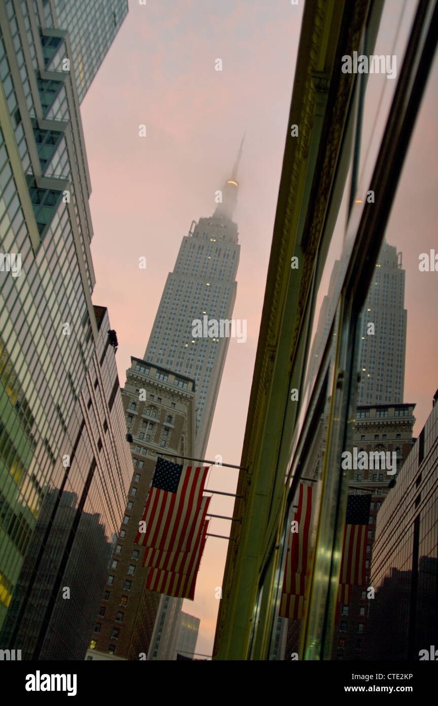 Empire state building ground level hi-res stock photography and images ...