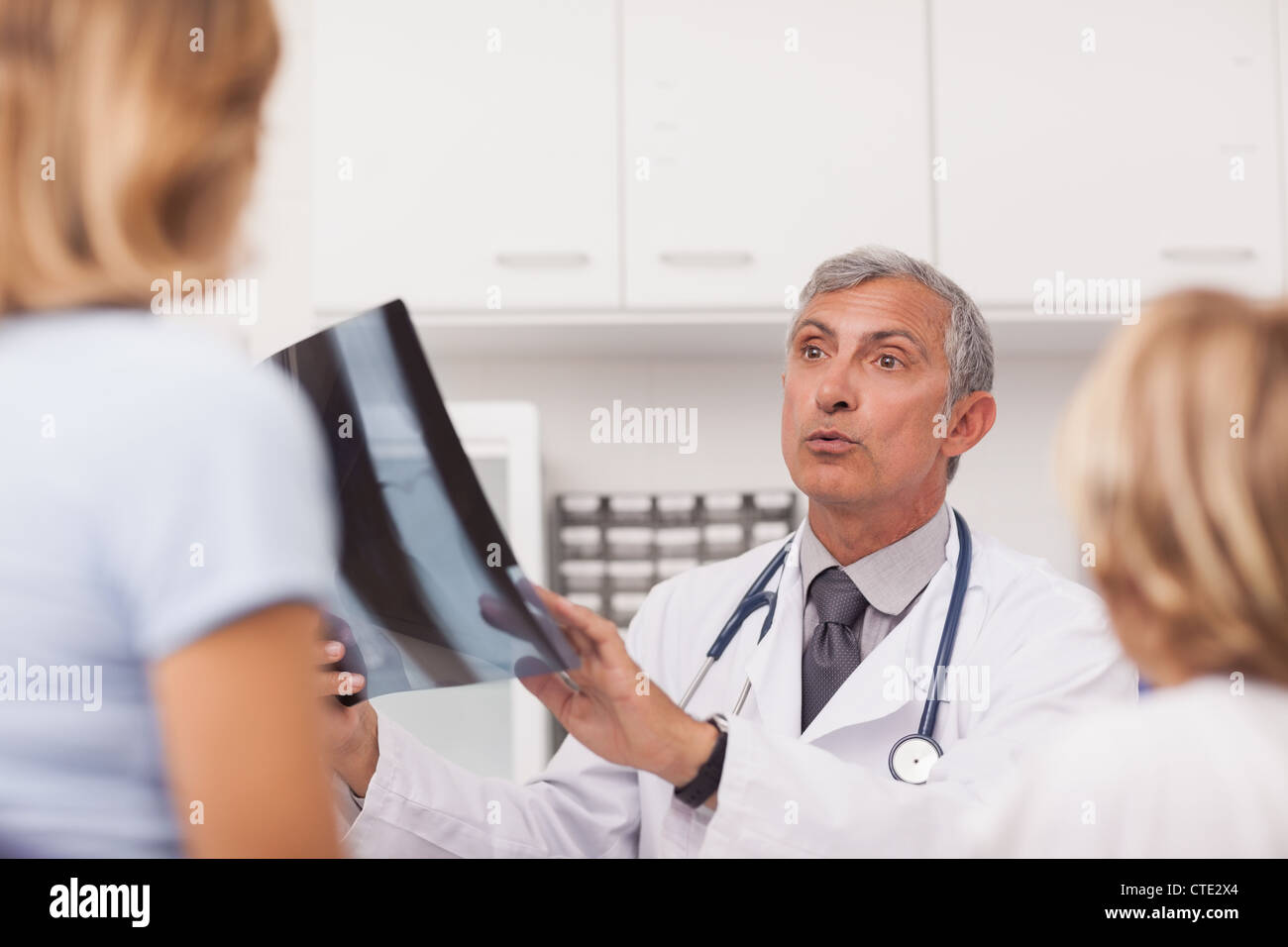 Doctor explaining the X-ray to patients Stock Photo - Alamy