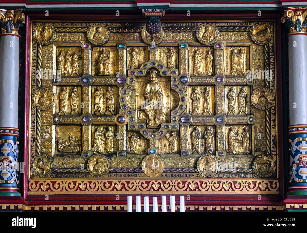Altar medieval hi-res stock photography and images - Alamy
