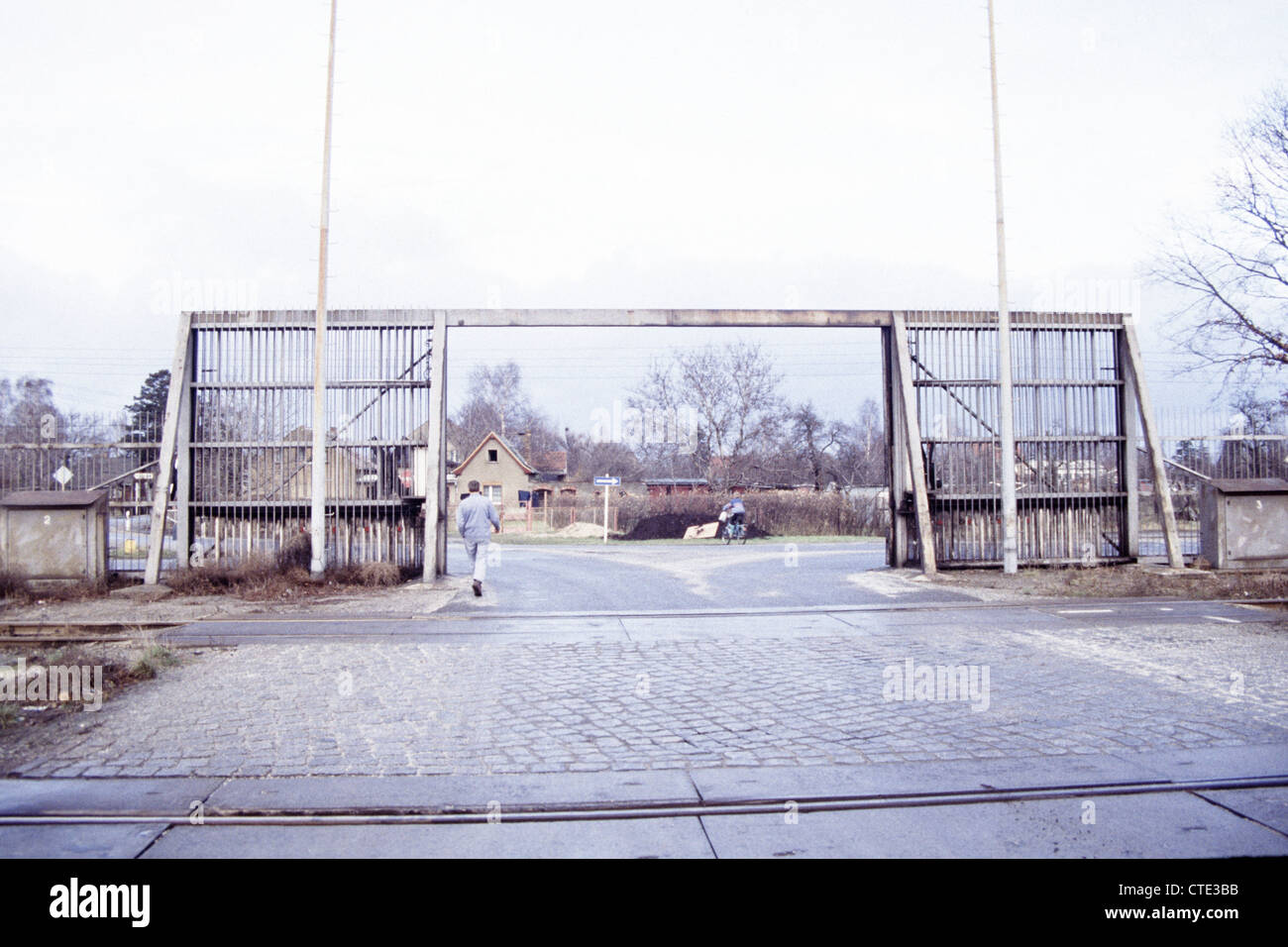 The crossing point at the Berlin Wall at Staaken, West Berlin Stock ...
