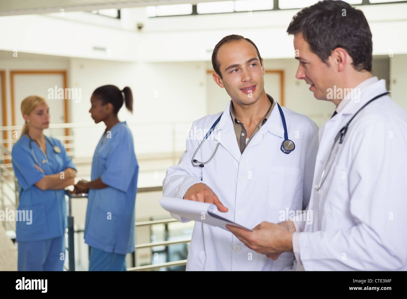 Doctors talking hi-res stock photography and images - Alamy
