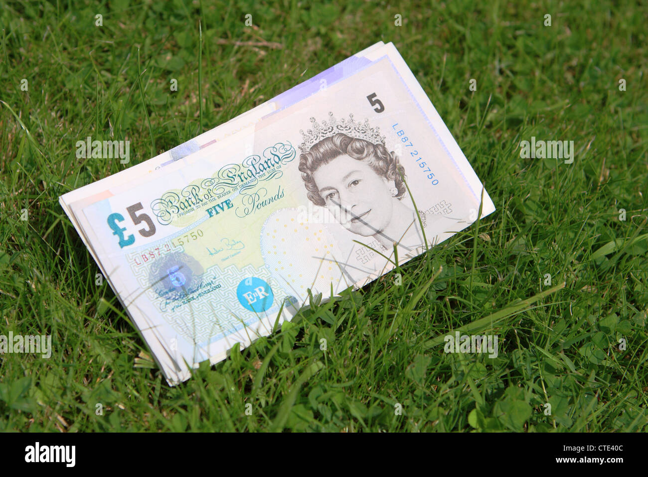 sterling notes lying on grass Stock Photo - Alamy