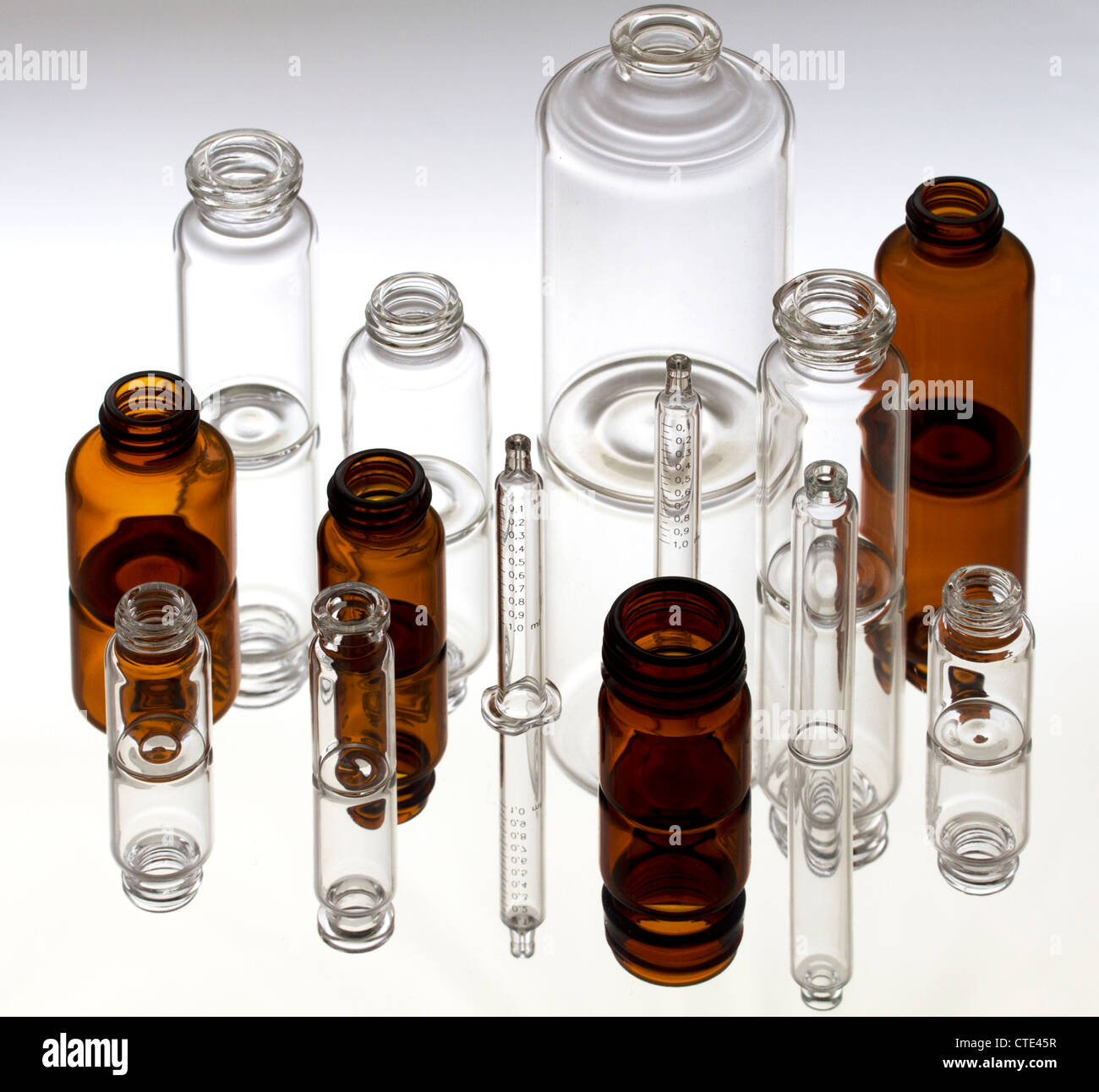 Syringe and vial hi-res stock photography and images - Alamy