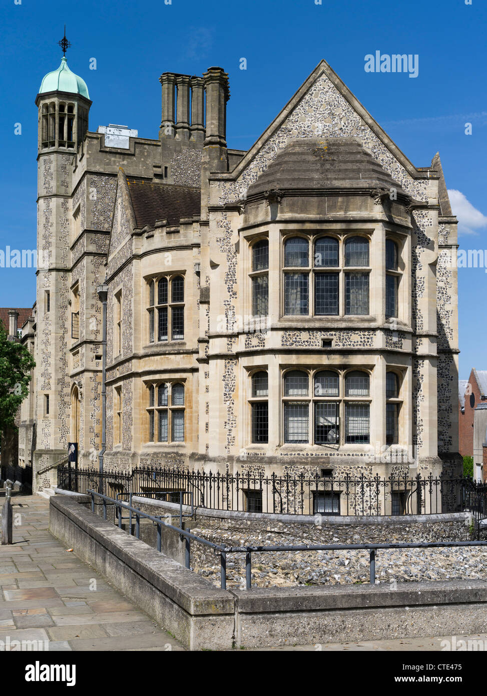 dh WINCHESTER HAMPSHIRE City buildings using flint stone Stock Photo ...
