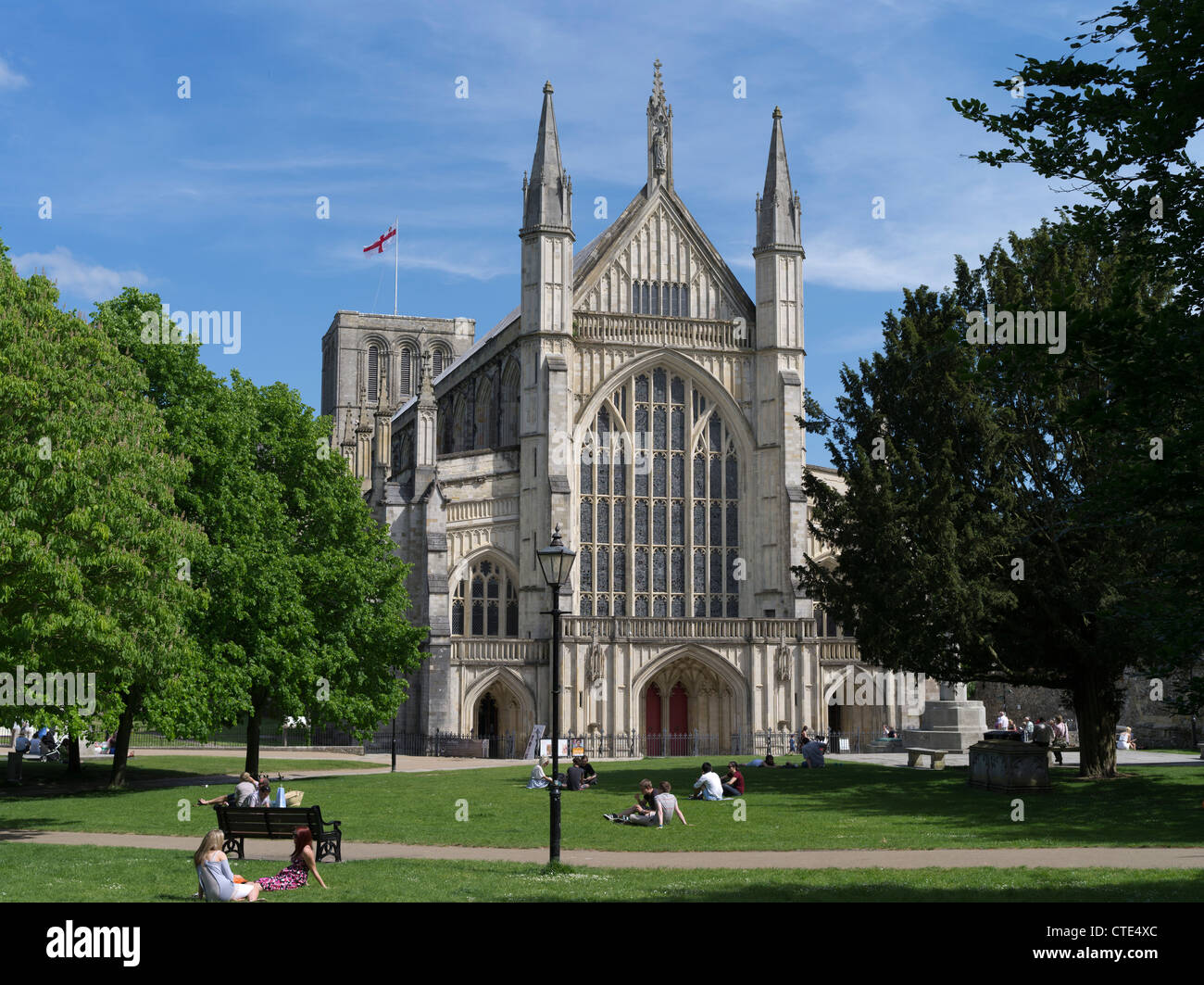 dh Winchester Cathedral WINCHESTER HAMPSHIRE People relaxing on grass ...