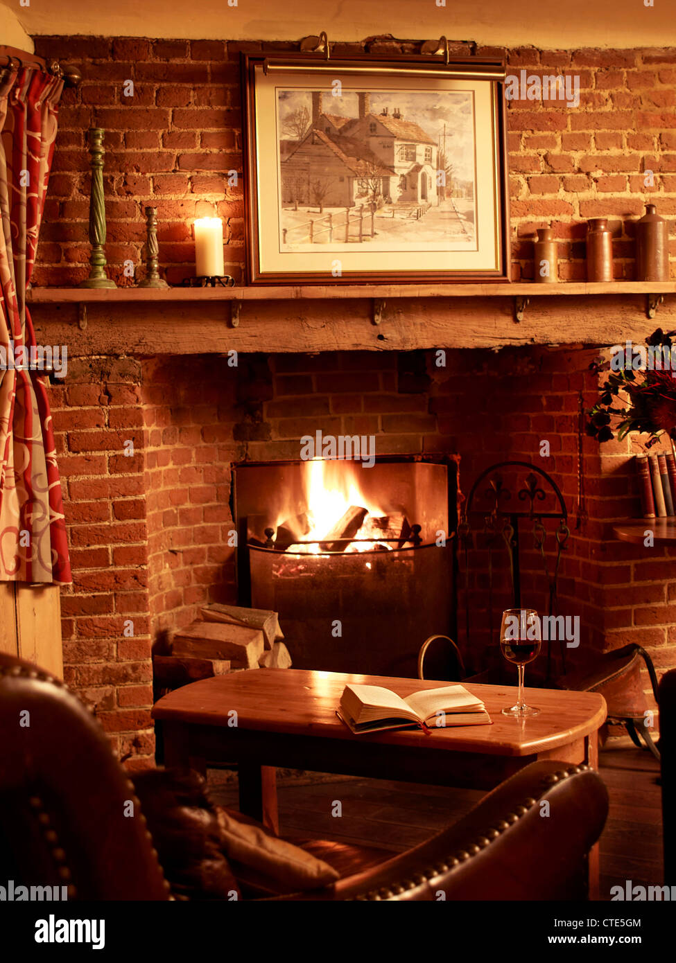 Log fire open hearth interior pub hi-res stock photography and images ...