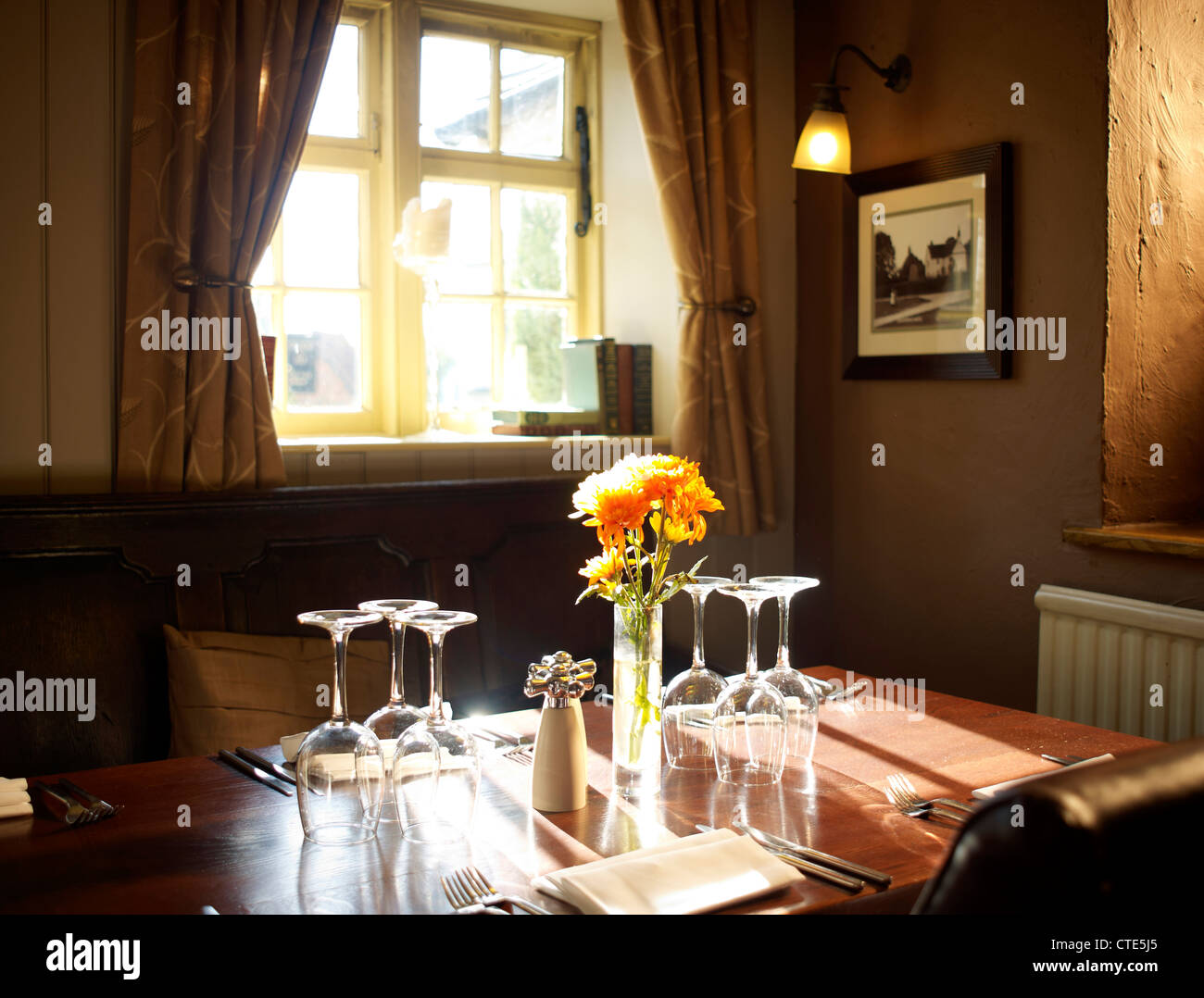English pub table setting hi-res stock photography and images - Alamy