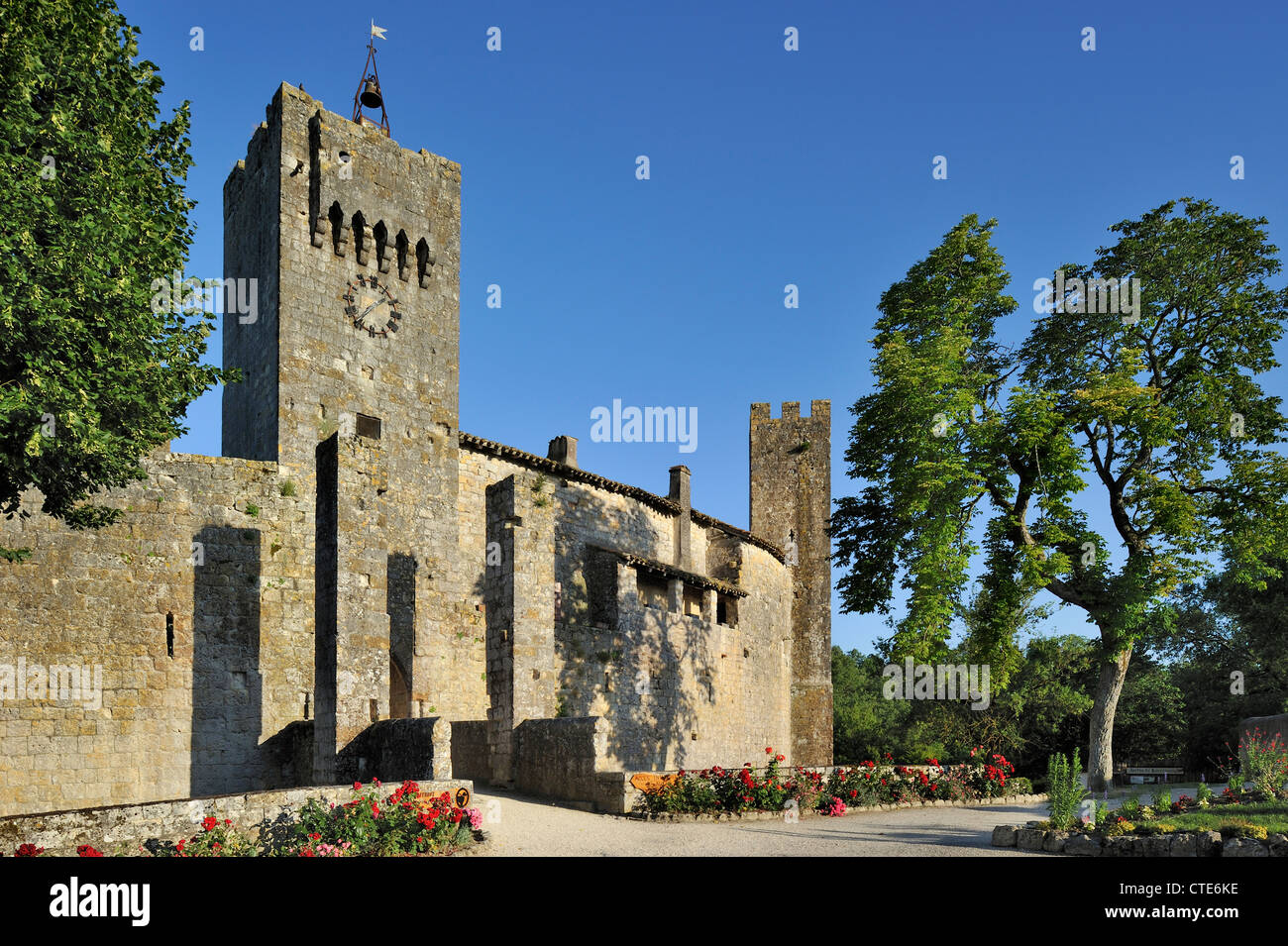 Entrance gate and city walls of the mediaeval fortified village ...
