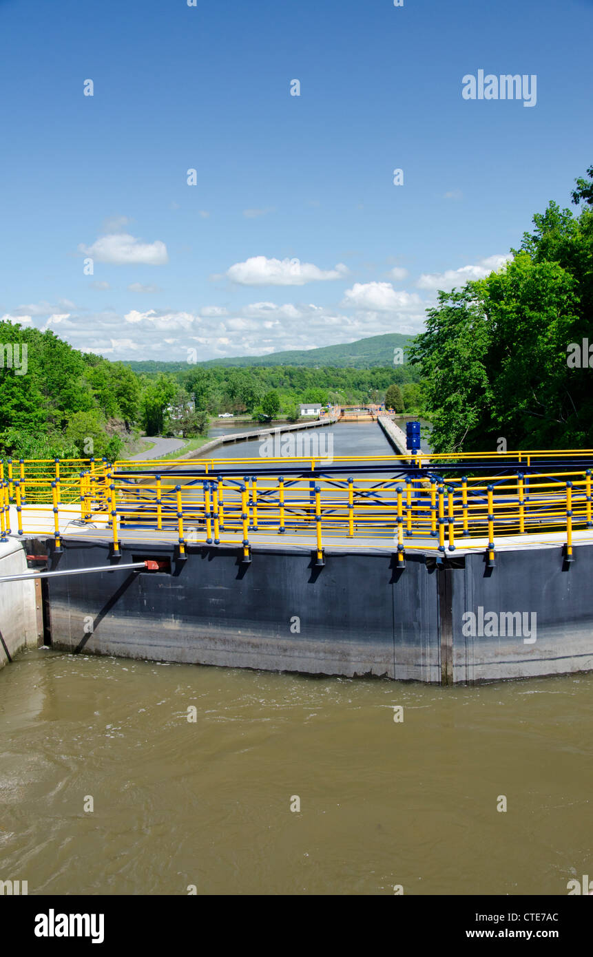New York, Mohawk River, Erie Canal. Lock 6 at Waterford Stock Photo - Alamy