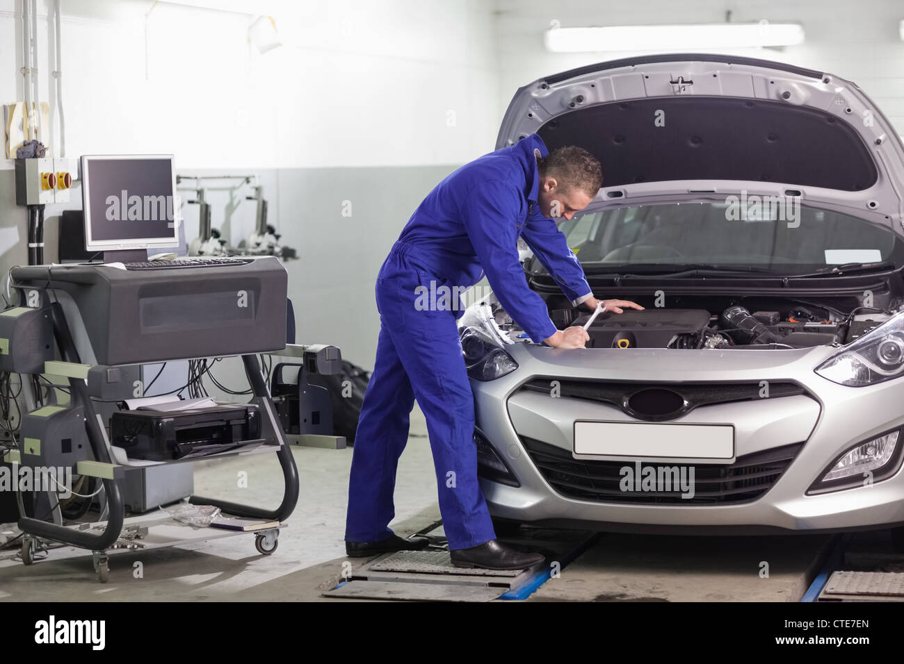 Male mechanic leaning engine hi-res stock photography and images - Alamy