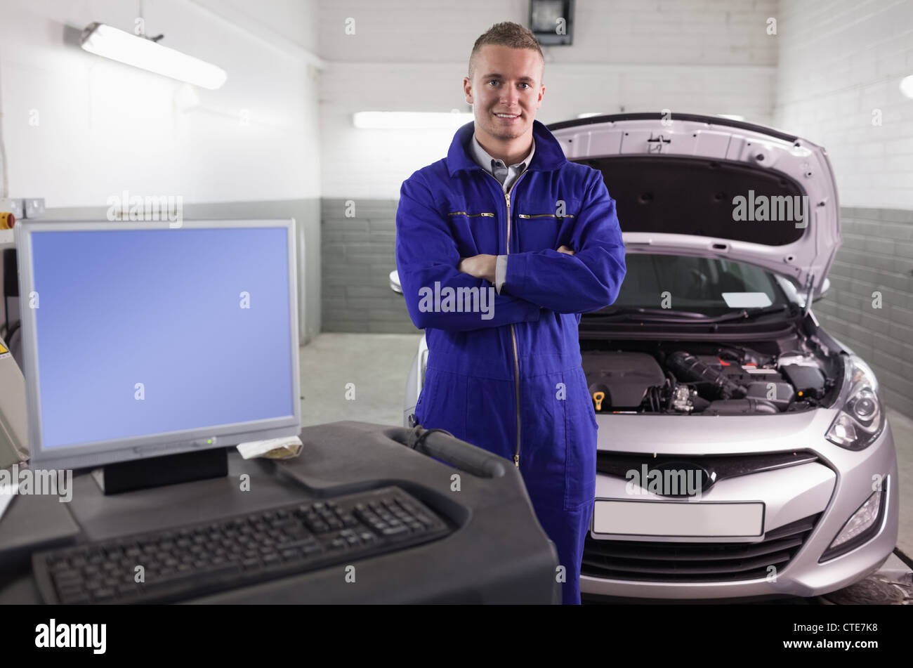 Mechanic next car computer hi-res stock photography and images - Alamy