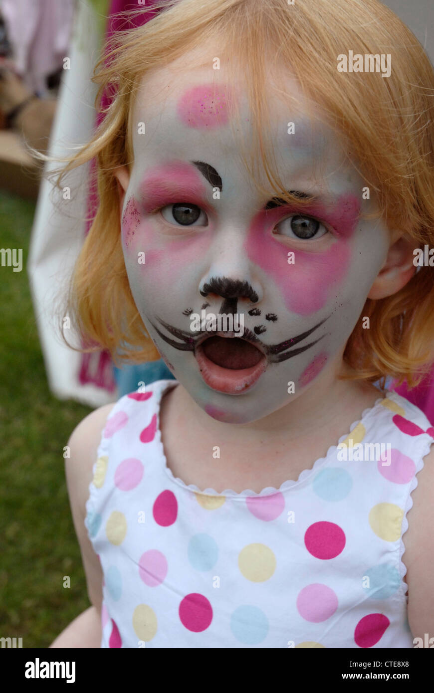 Little girl wearing face paint at a party Stock Photo - Alamy