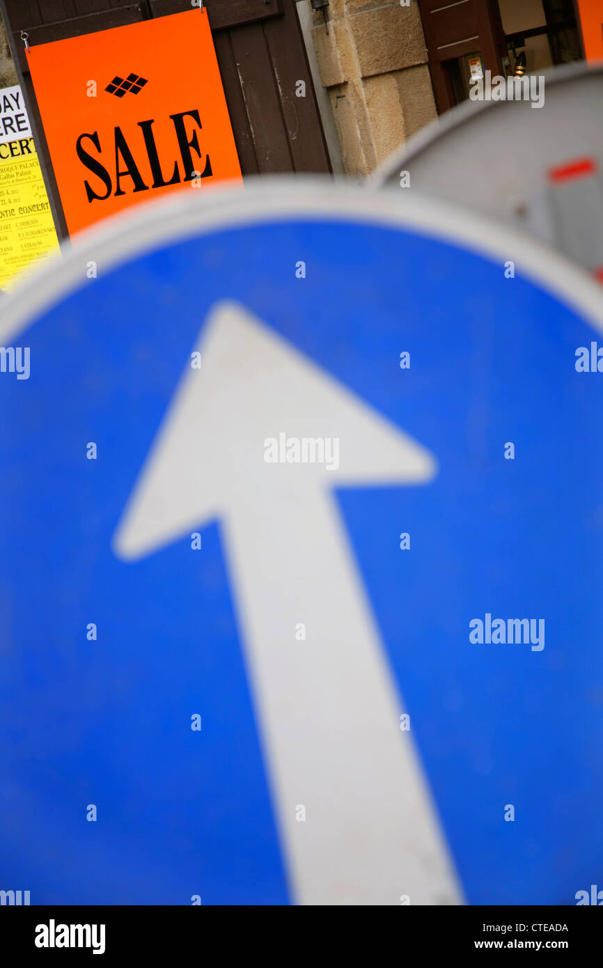 Arrow pointing to "sale" sign in shopping street Stock Photo - Alamy