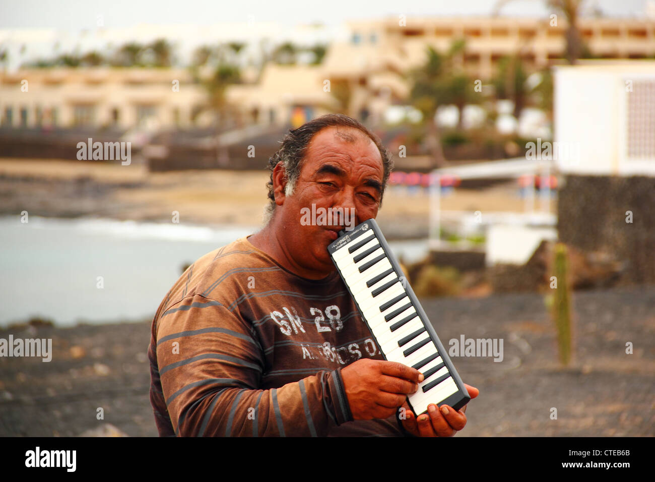 busking on the beach front Stock Photo - Alamy