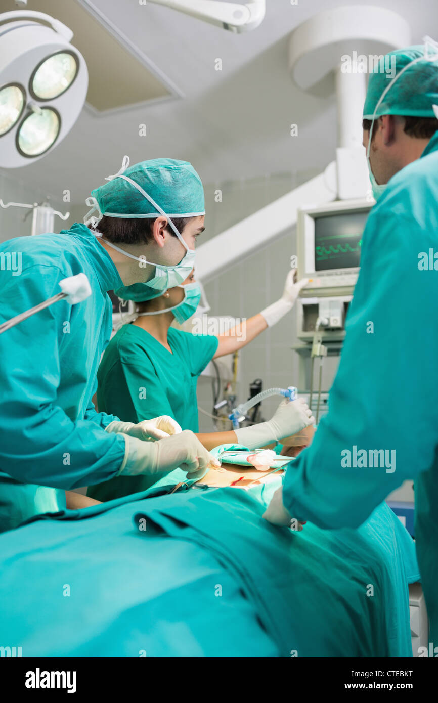 Hospital surgeon monitor hi-res stock photography and images - Alamy