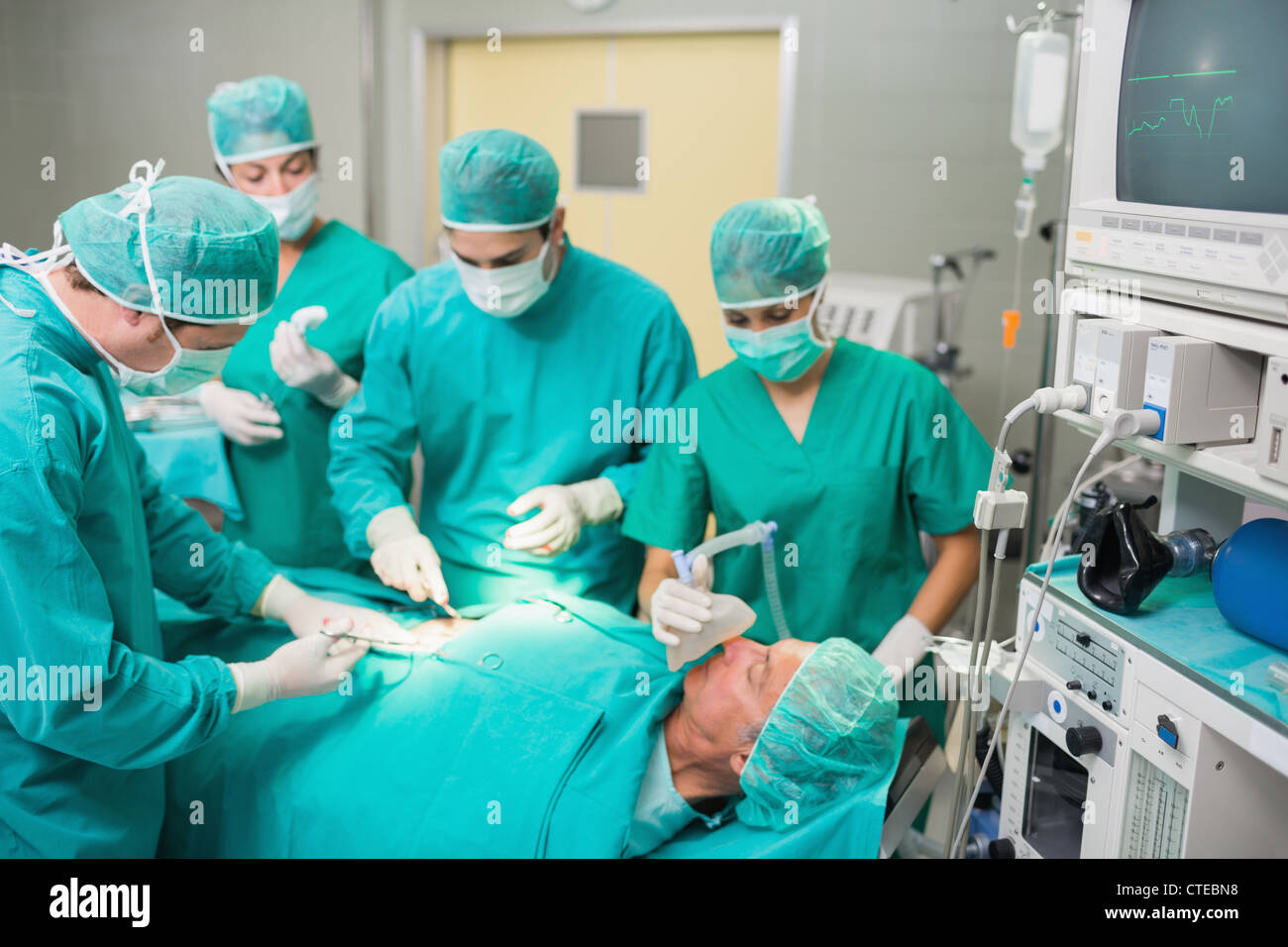 Medical team operating hi-res stock photography and images - Alamy