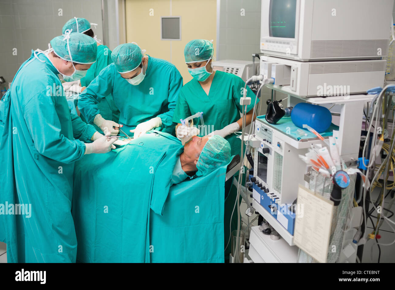 Medical team operating hi-res stock photography and images - Alamy