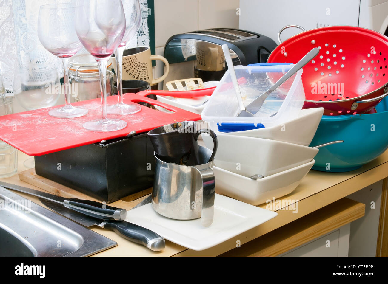Cleaning up dirty dishes at home on the kitchen sink Stock Photo - Alamy