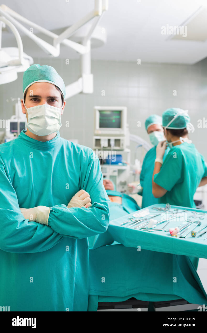 Surgeon looking at camera with arms crossed Stock Photo - Alamy