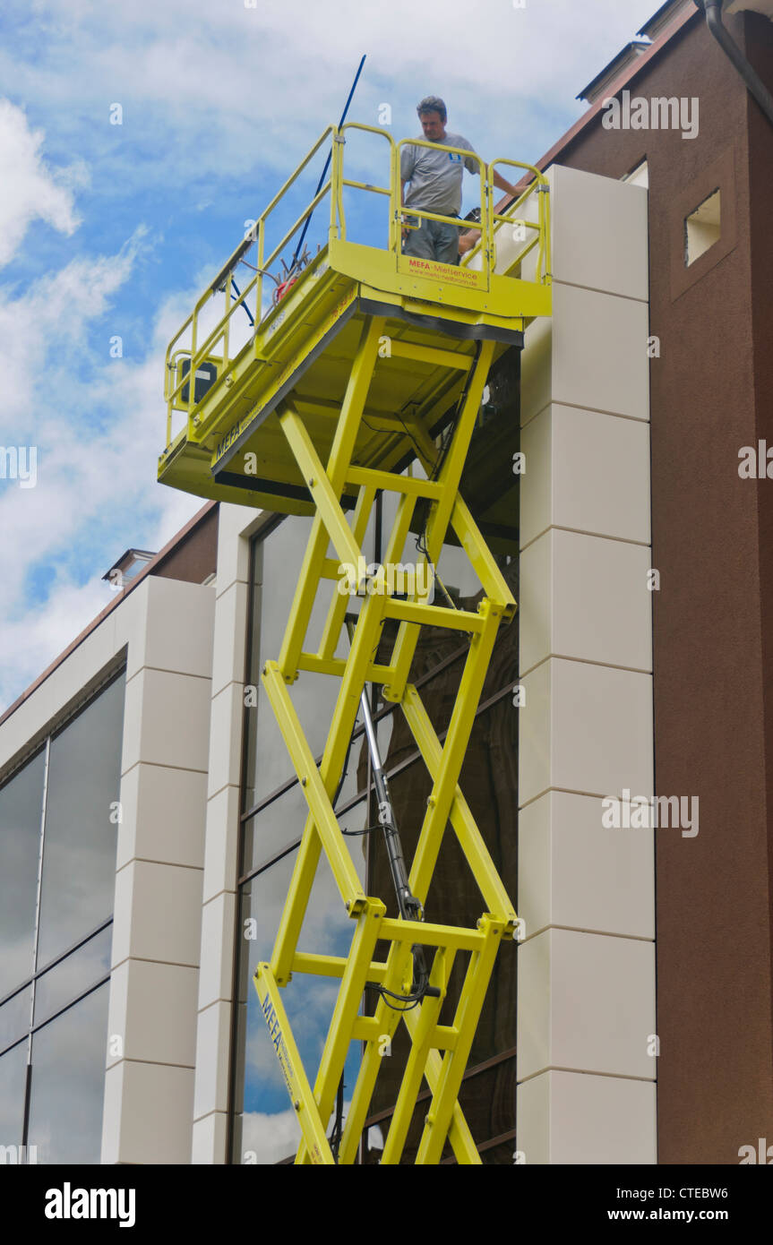 Man at work aerial platform hi-res stock photography and images - Alamy