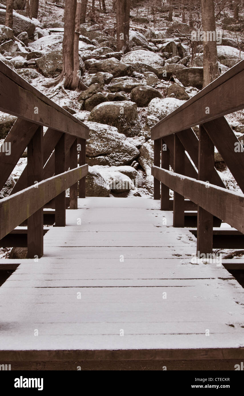 Covered bridge with snow hi-res stock photography and images - Alamy