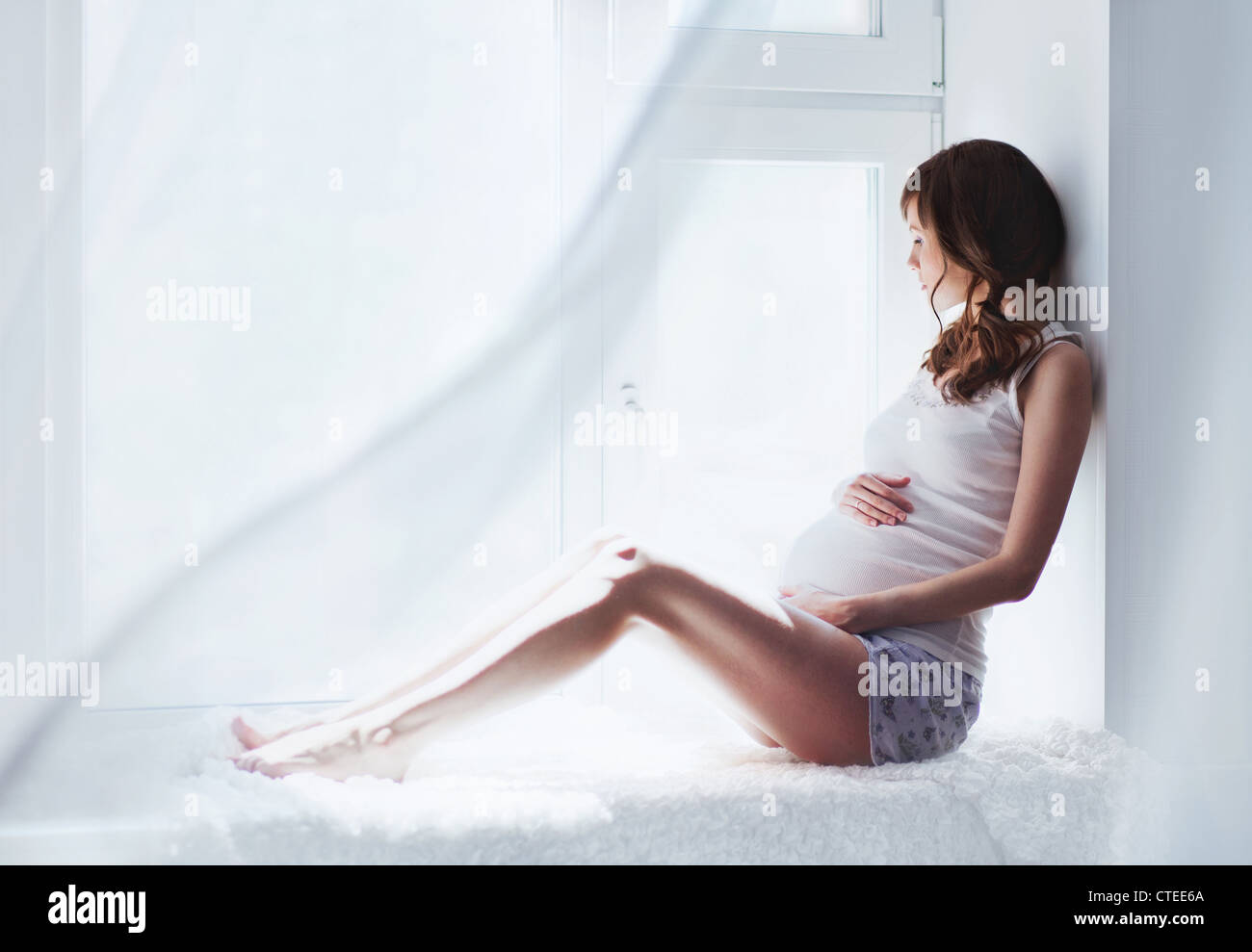 Woman young pregnant sitting hi-res stock photography and images - Alamy