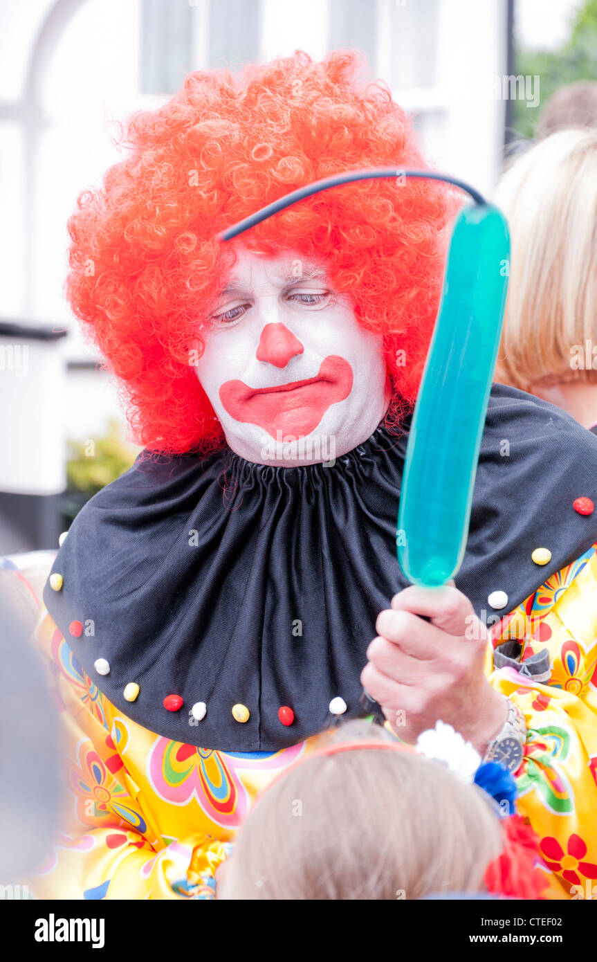 Children' entertainer clown using a modelling balloon Stock Photo - Alamy