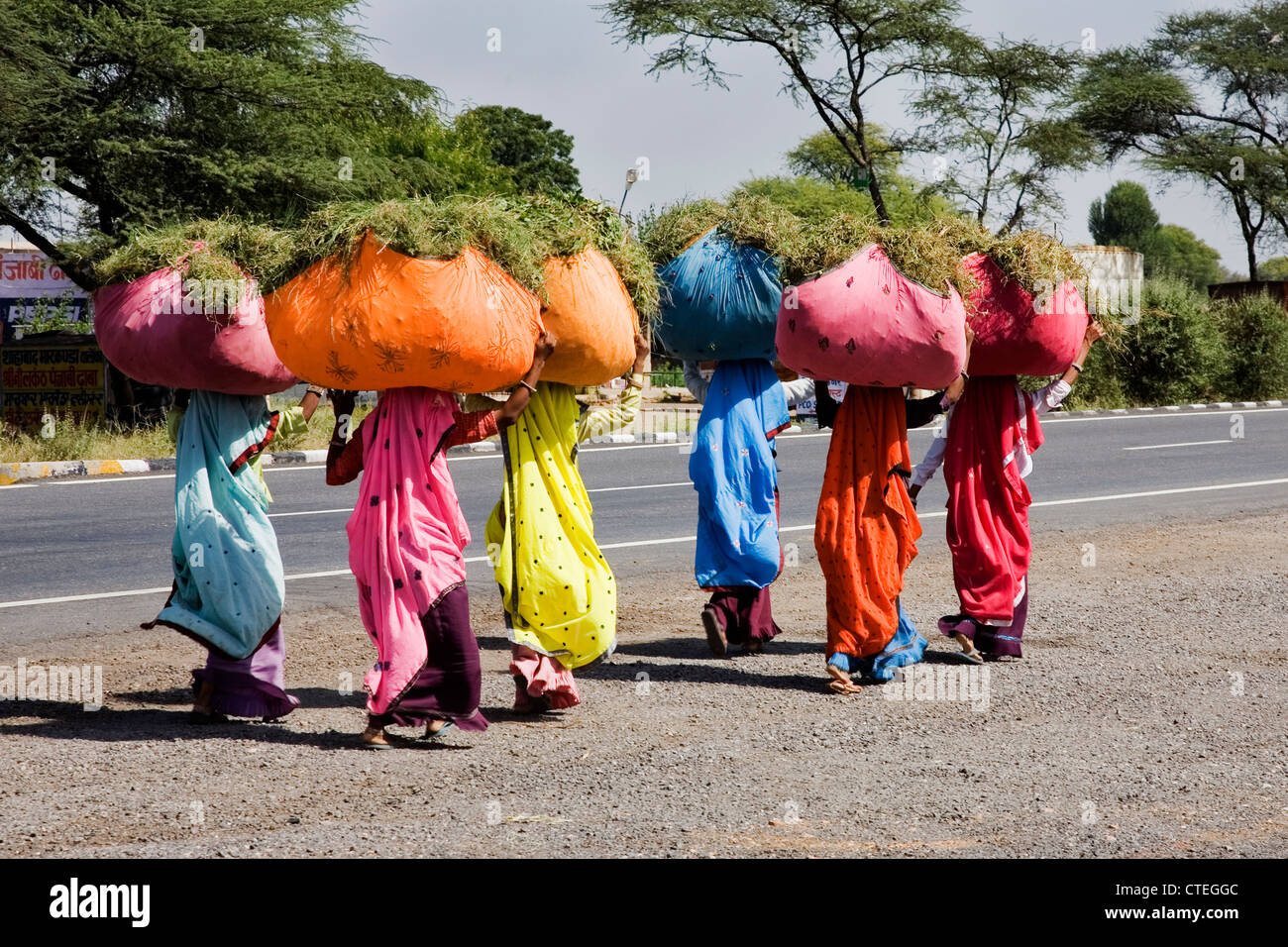 Carrying heavy loads on heads hi-res stock photography and images - Alamy