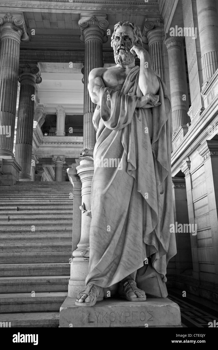 Statue on palace in Black and White Stock Photos & Images - Alamy