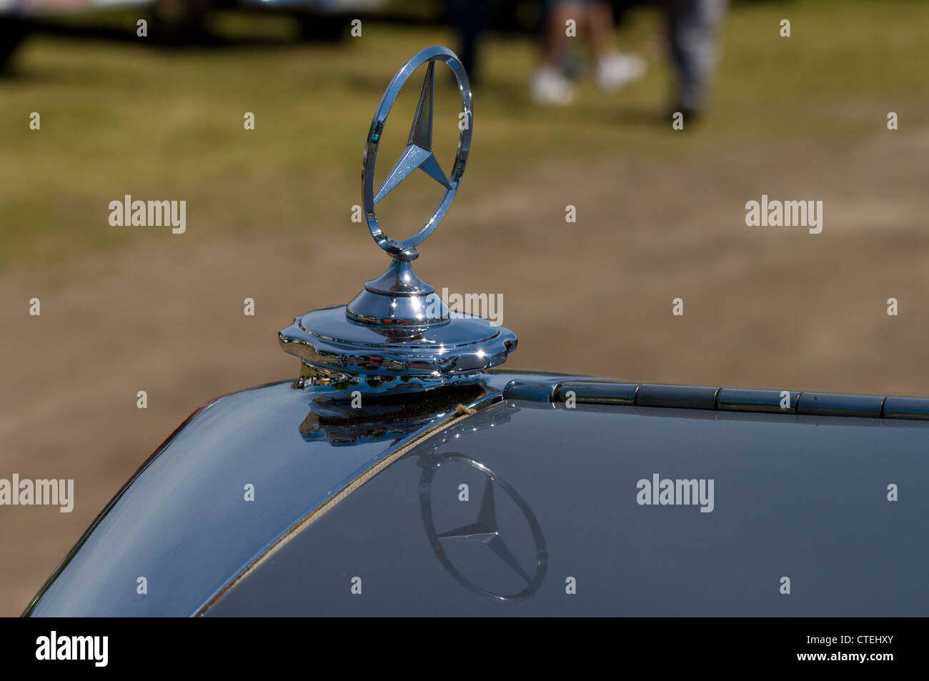 The emblem of Mercedes-Benz Stock Photo - Alamy