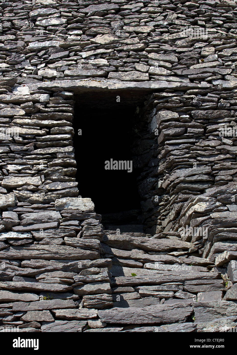 Beehive monk hut on Skellig Michael Stock Photo - Alamy