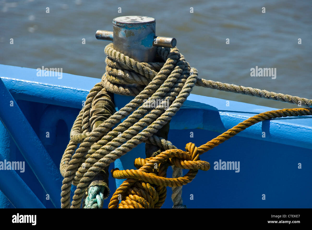 Boat rope tied post hi-res stock photography and images - Alamy