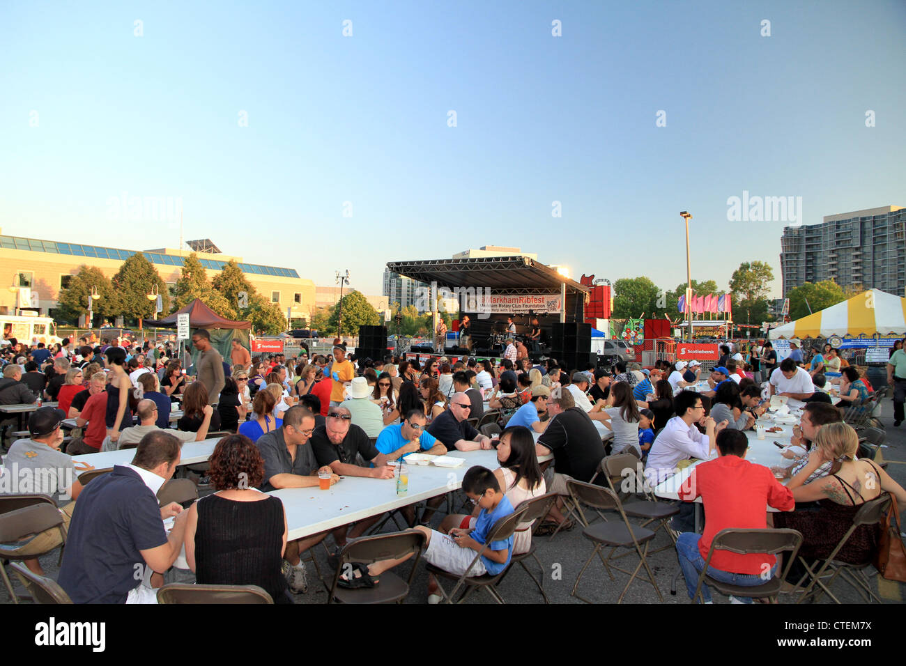 Crowd eating hi-res stock photography and images - Alamy
