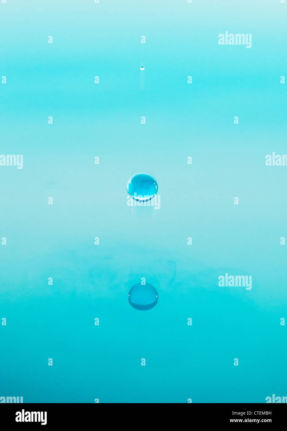 Drop falling into water Stock Photo - Alamy