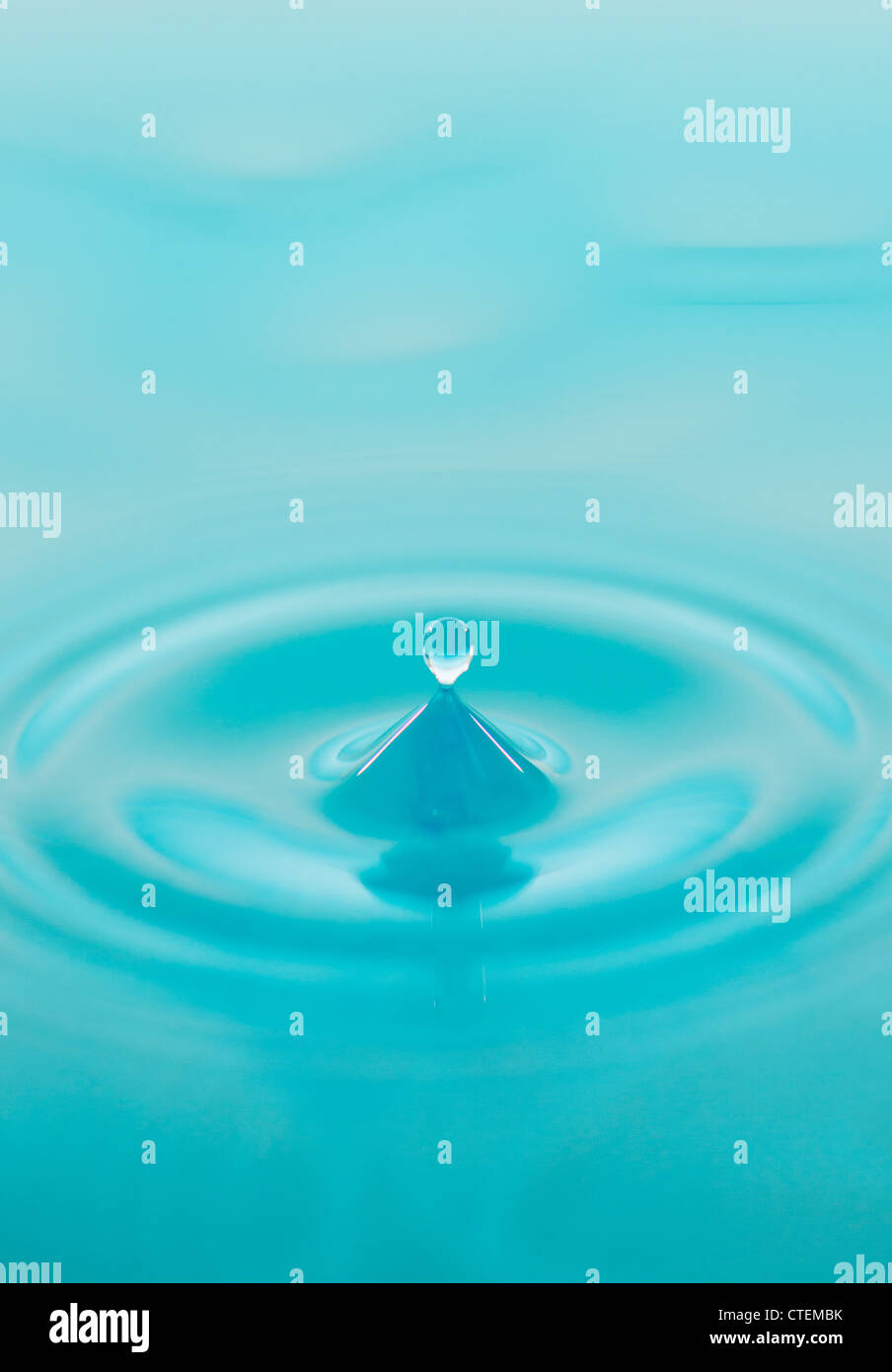 Drop falling into water Stock Photo - Alamy