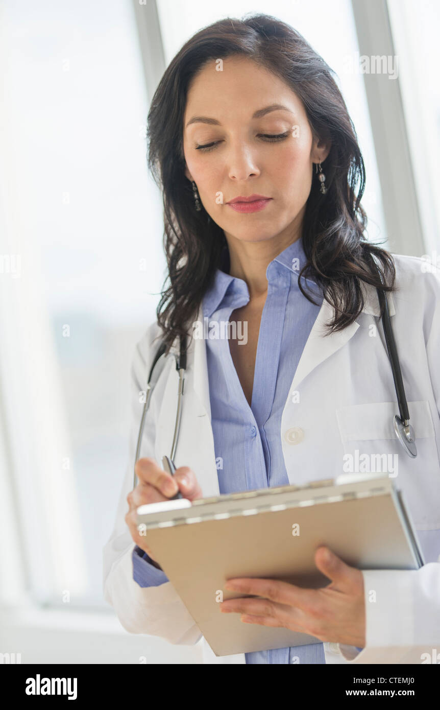 Medical doctor woman hi-res stock photography and images - Alamy