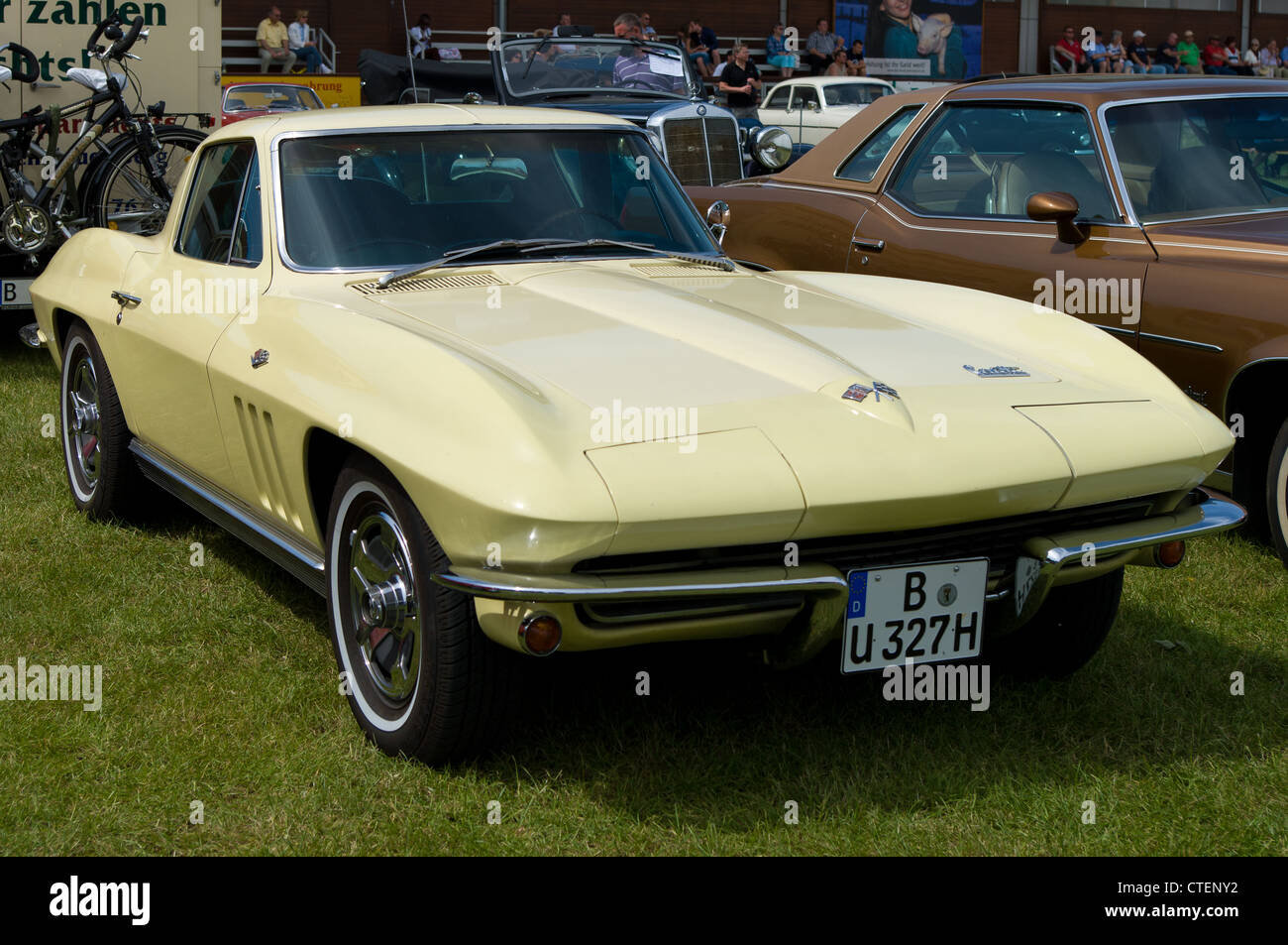 Cars Chevrolet Corvette C2 Sting Ray Coupe, front view Stock Photo - Alamy