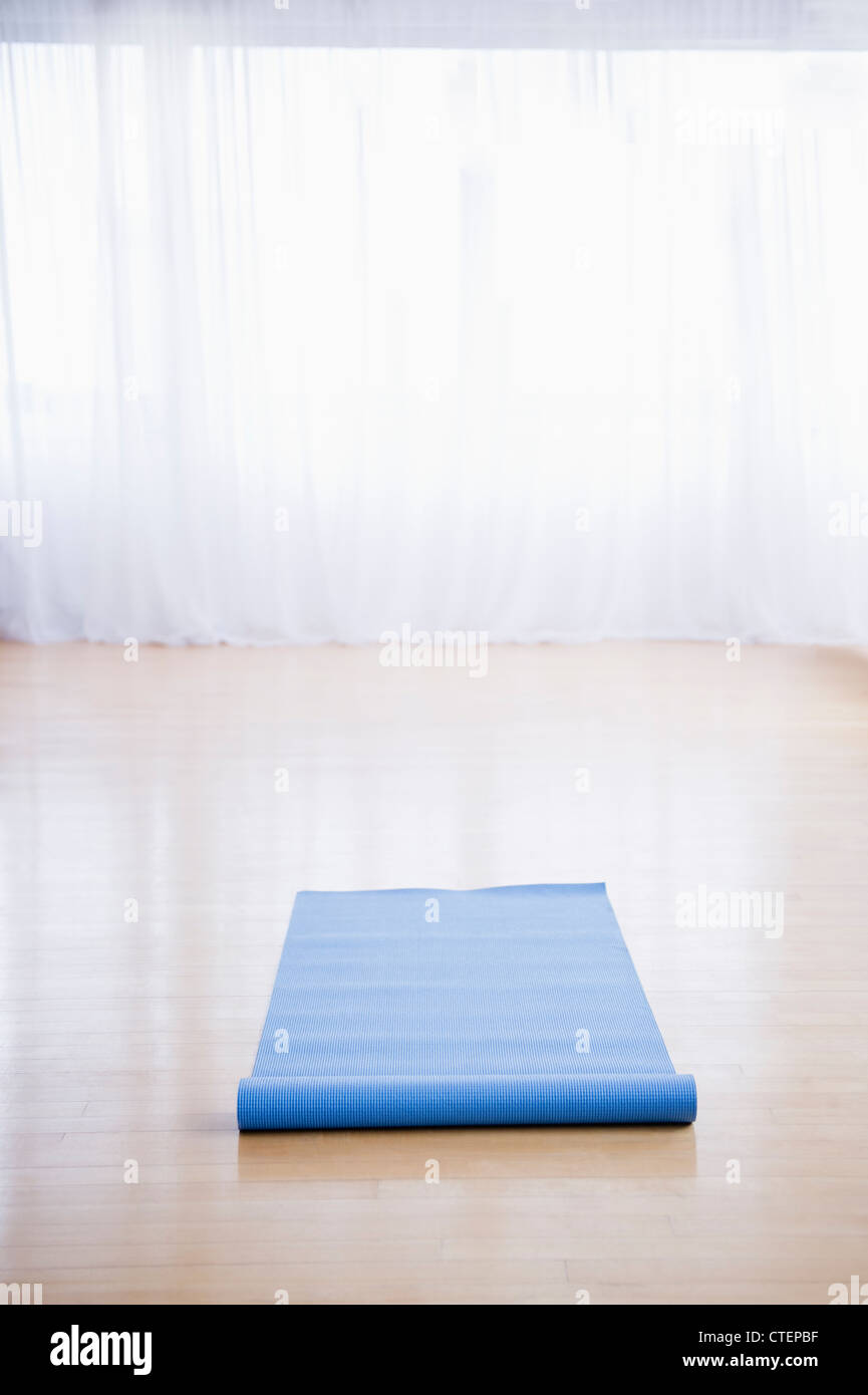 USA, New Jersey, Jersey City, Yoga mat in empty studio Stock Photo - Alamy